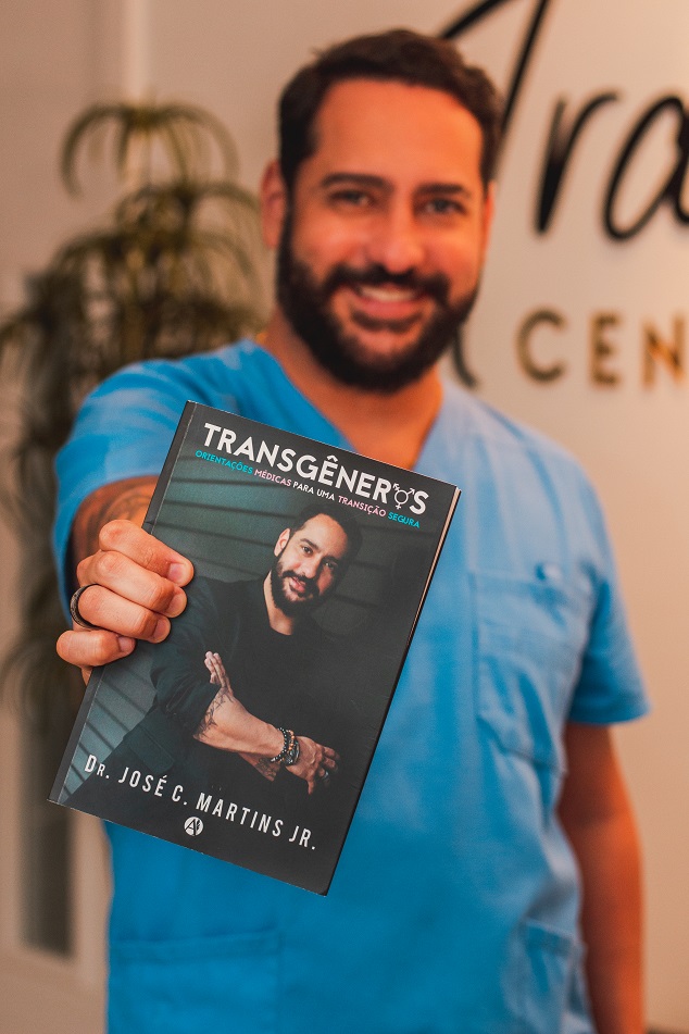 Médico brasileiro lança livro sobre transgêneros - Revista Dimensão