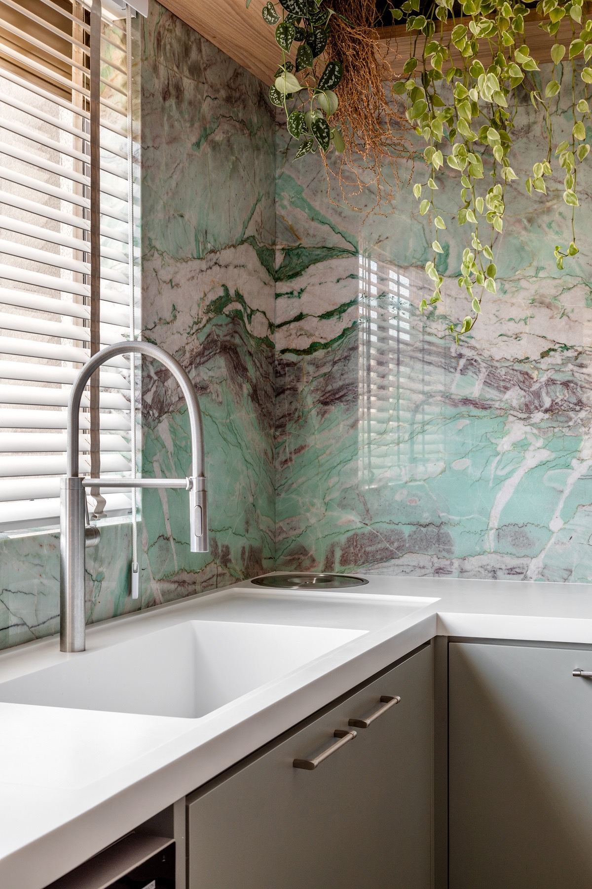 Projeto de cozinha usa Quartzito com tons de verde na parede do ...