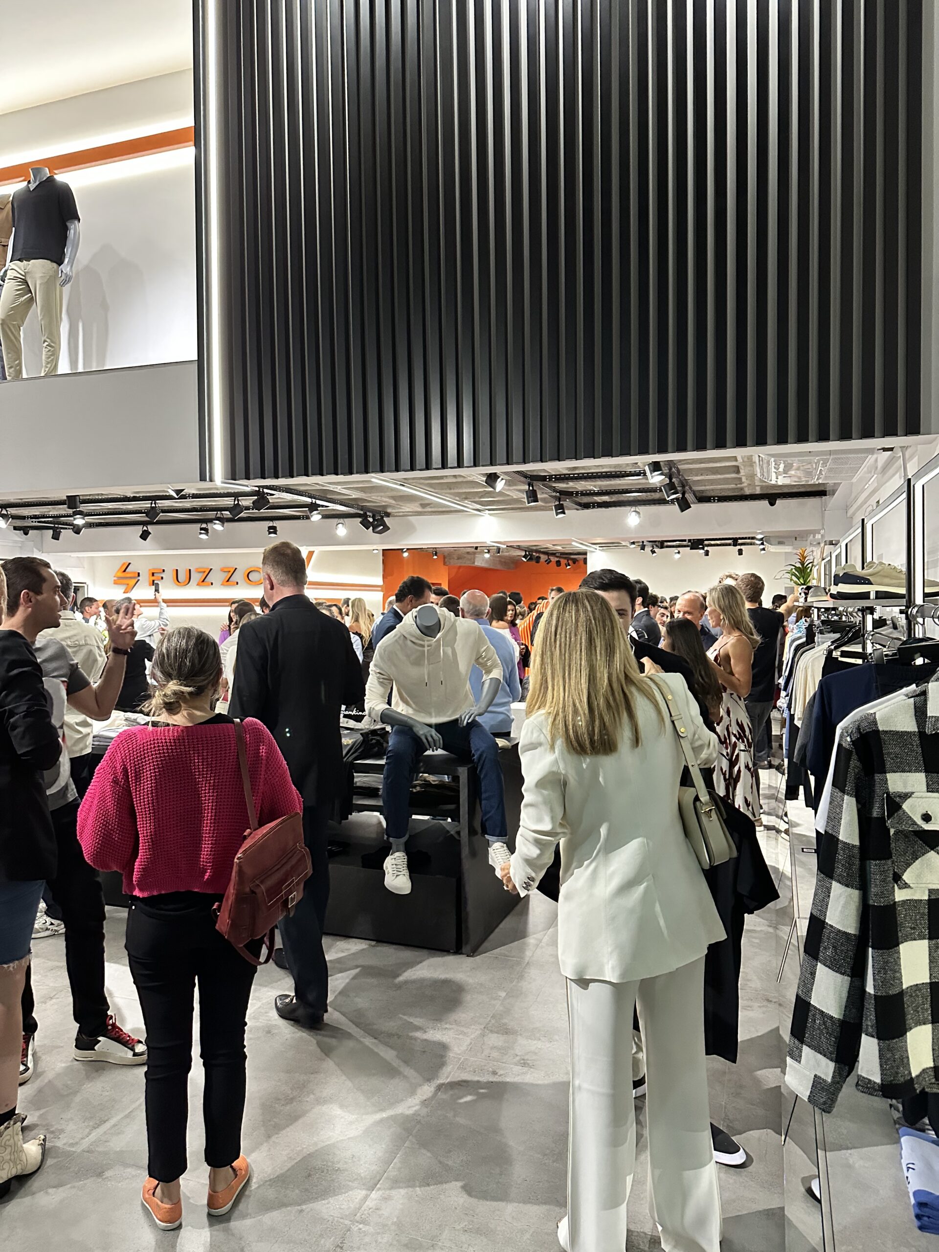 FUZZO INAUGURA EM CURITIBA - Revista Dimensão